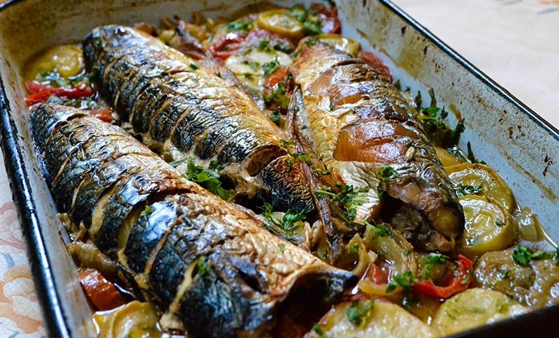 Скумбрія, запечена на подушці з овочів – Українці Сьогодні